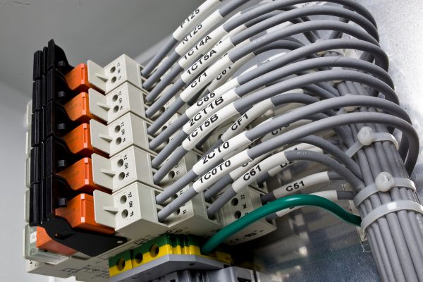 Cómo implementar etiquetas en paneles eléctricos - Speed System